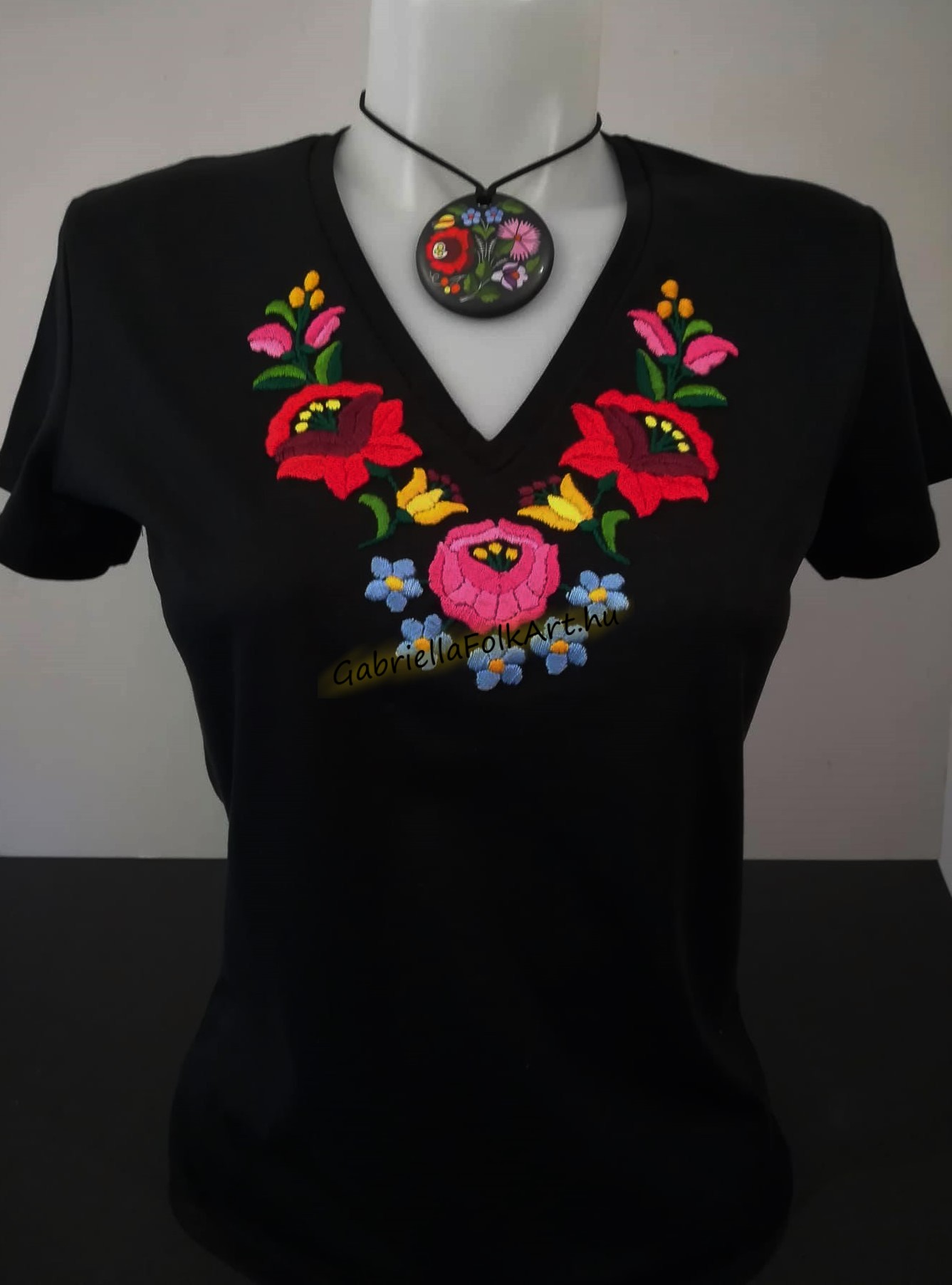 Hímzett pólók kalocsai mintával! | Kalocsai kézzel hímzett fekete póló ...
